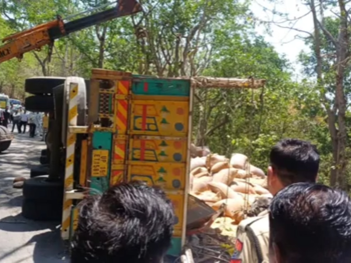 यमुनानगर में दर्दनाक हादसा, मक्के से भरा ट्रक पलटा, 2 की मौत, कई लोगों ...
