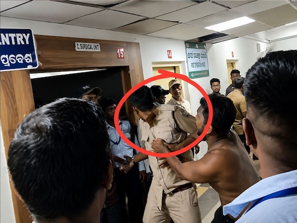 odisha viral video drunk man slaps police officer khurda hospital ...