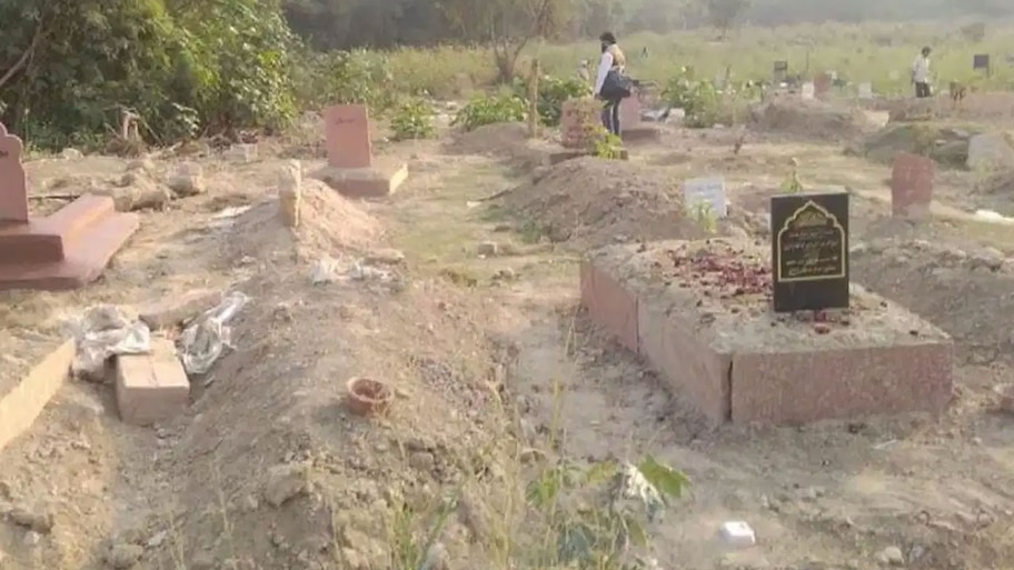 Bihar Banka Ramkishan Mohli was buried in grave after being mistaken ...