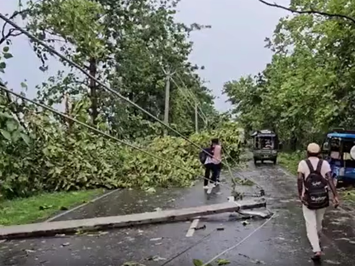 पाकुड़ में आंधी-तूफान का तांडव: नवीनगर में दर्जनों आशियाने उजड़े, सड़क ...