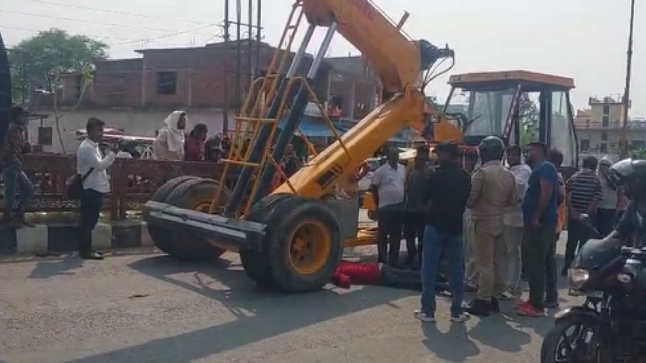 Worker crushed to death by crane in Gorakhpur | काम पर गया था दिलीप ...