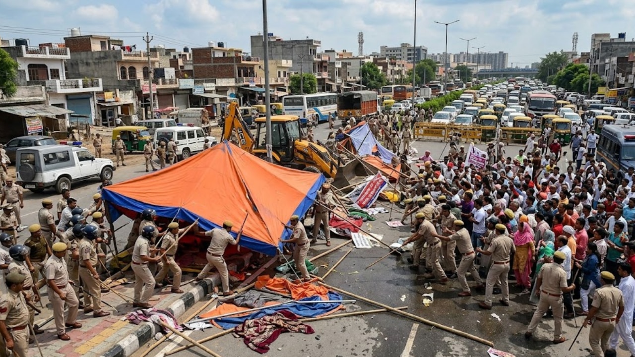 नेहरू कॉलोनी में पुलिस की सख्ती, टेंट उखाड़कर हटाई भीड़, गुरुग्राम रोड बंद