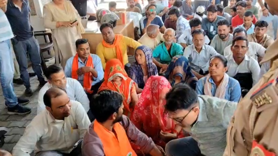 Hindu organizations protest at Hapur police station over disappearance ...