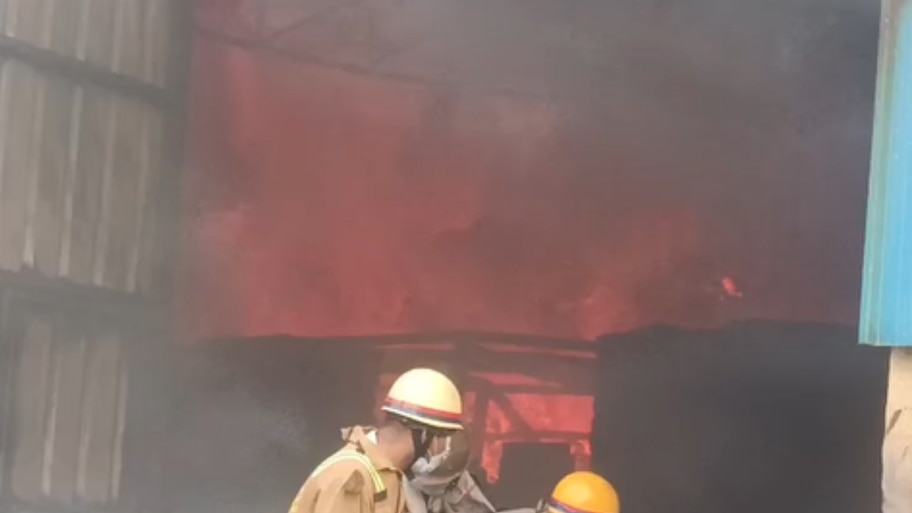hapur godown fire electronics furniture warehouse loss 15 lakh | हापुड़ ...