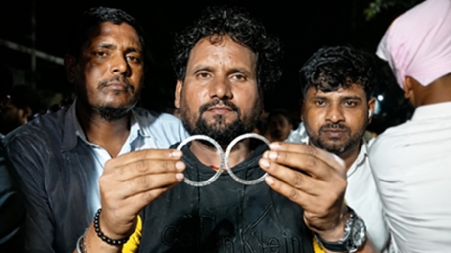Diamond Bangle Controversy: 'लौंडा नाच' में 'हीरे का कंगन' देकर राबड़ी ...