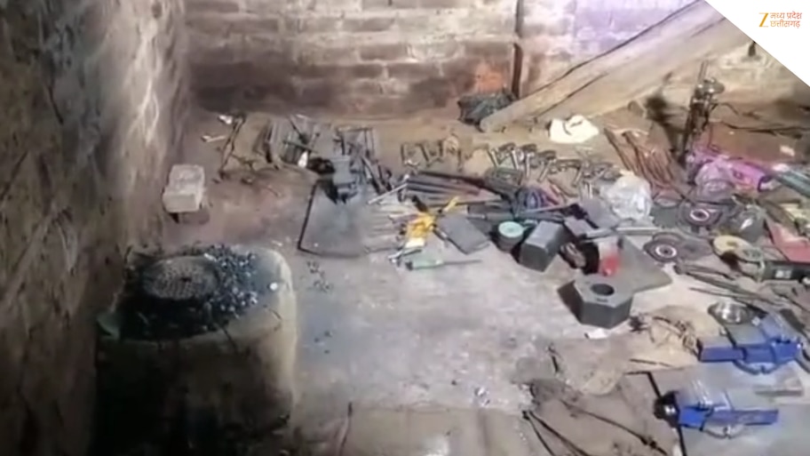 भिंड में SP ऑफिस के पीछे चल रही थी अवैध हथियार फैक्ट्री, गाने की आड़ ...