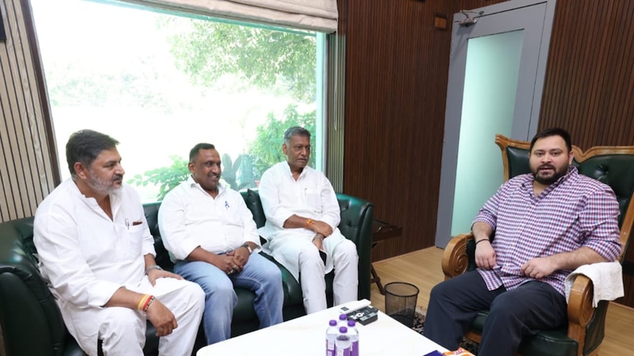 झारखंड राज्यसभा के प्रत्याशी प्रणव झा ने पटना में की तेजस्वी यादव से ...