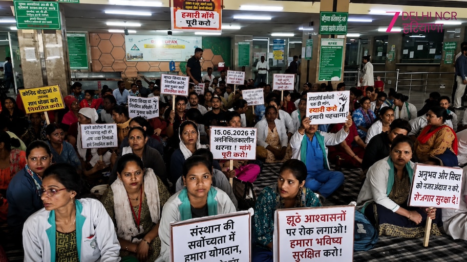 Greater Noida में GIMS अस्पताल में आउटसोर्स कर्मचारियों की मांग, बिना ...