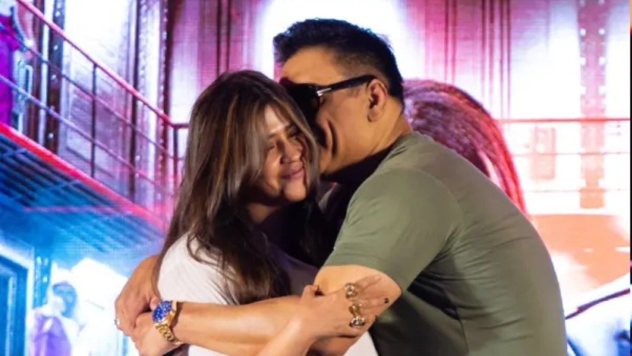 Ram Kapoor Hugs and kiss producer Ekta Kapoor at lock upp 2 launch ...