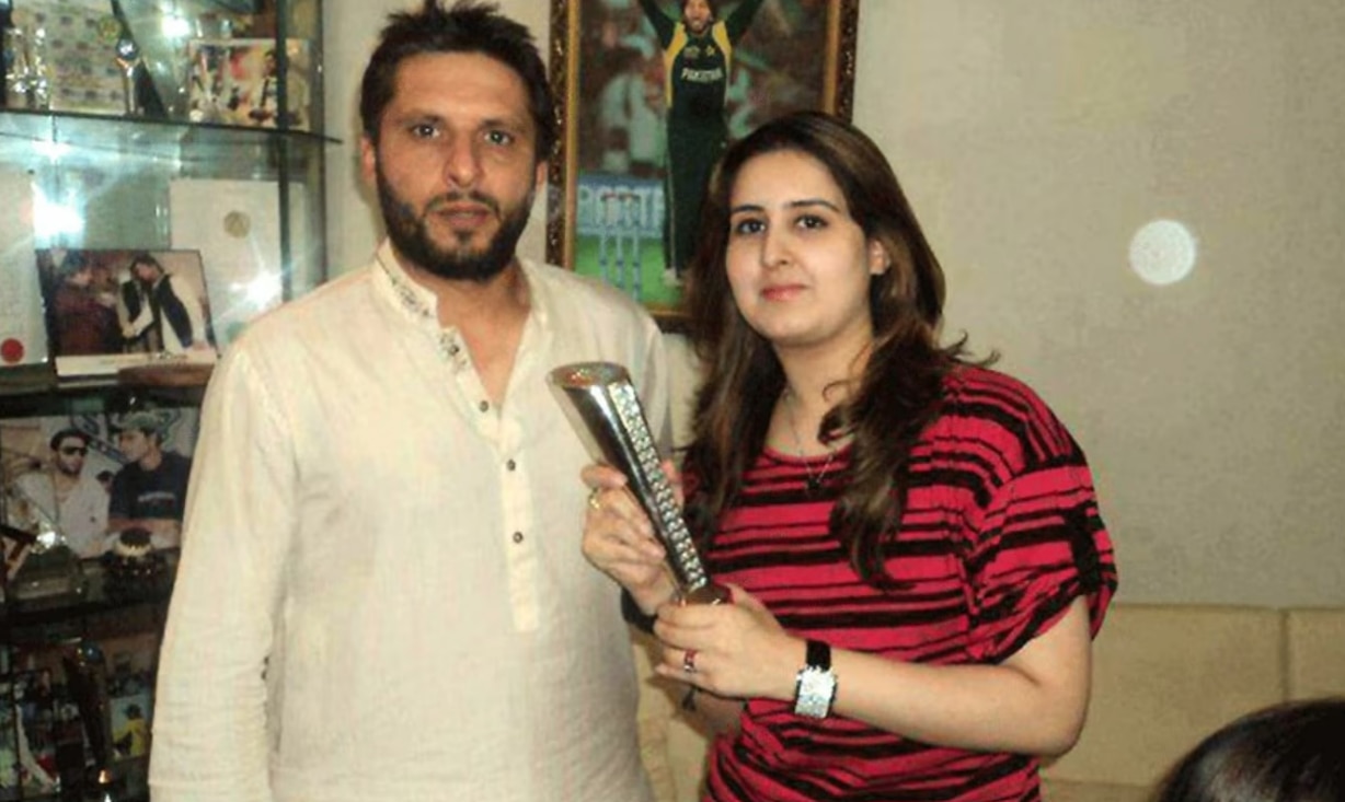 Pakistani cricketer Shahid Afridi married to his cousin sister nadia ...