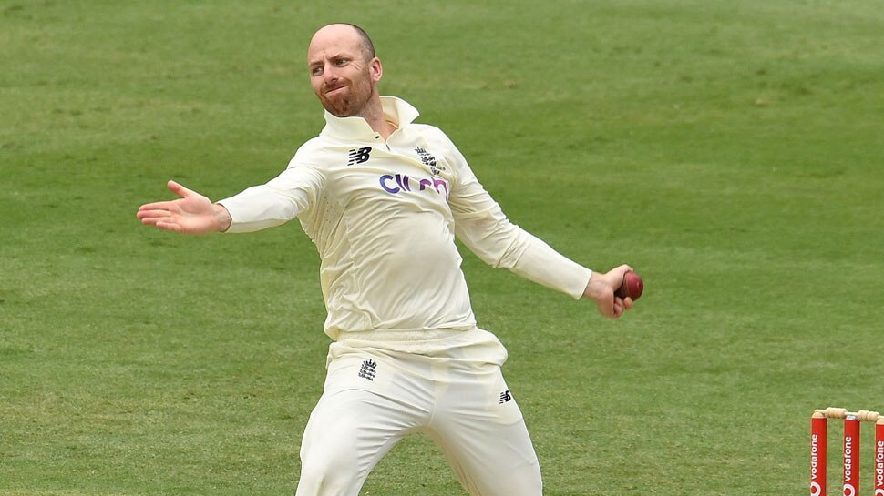 Jack Leach Signs Autograph On Bald Fan Head in Sydney Test England ...