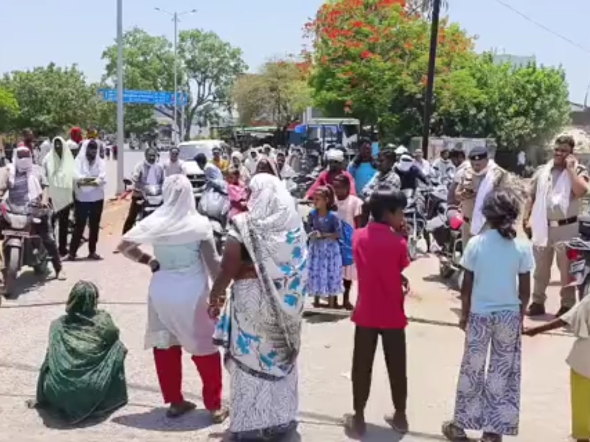 35 साल से बसे परिवारों का फूटा गुस्सा, अतिक्रमण हटाने पहुंची टीम के ...