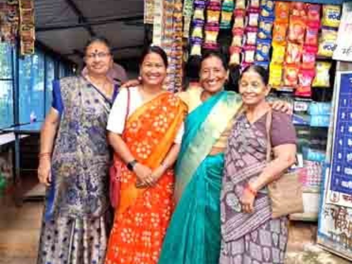 PM Narendra Modi sister Basanti Ben met CM Yogi sister Shashi Devi in ...