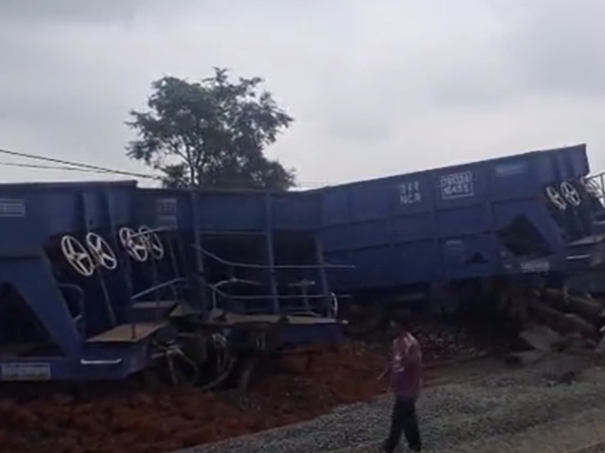 Major railway accident in Barharwa sahibganj Several bogies of goods ...