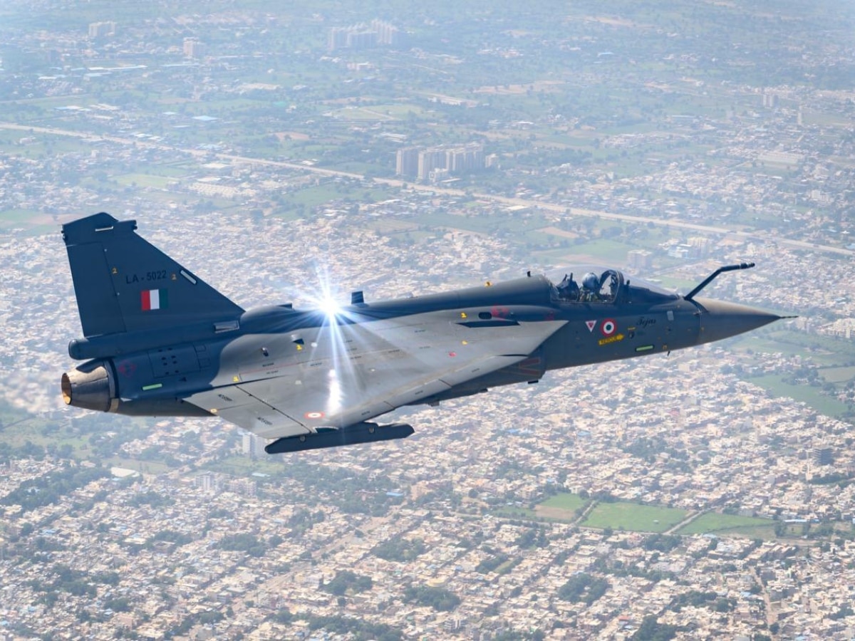 Dubai Air Show Speed 2200 kilometer per hours carry 4000 kg weapons ...