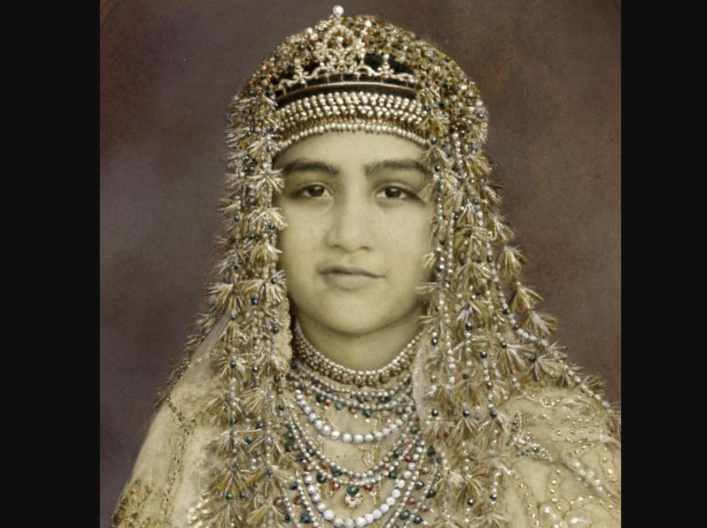 abida sultan first muslim lady pilot saif ali khan karina kapoor Tamur ...