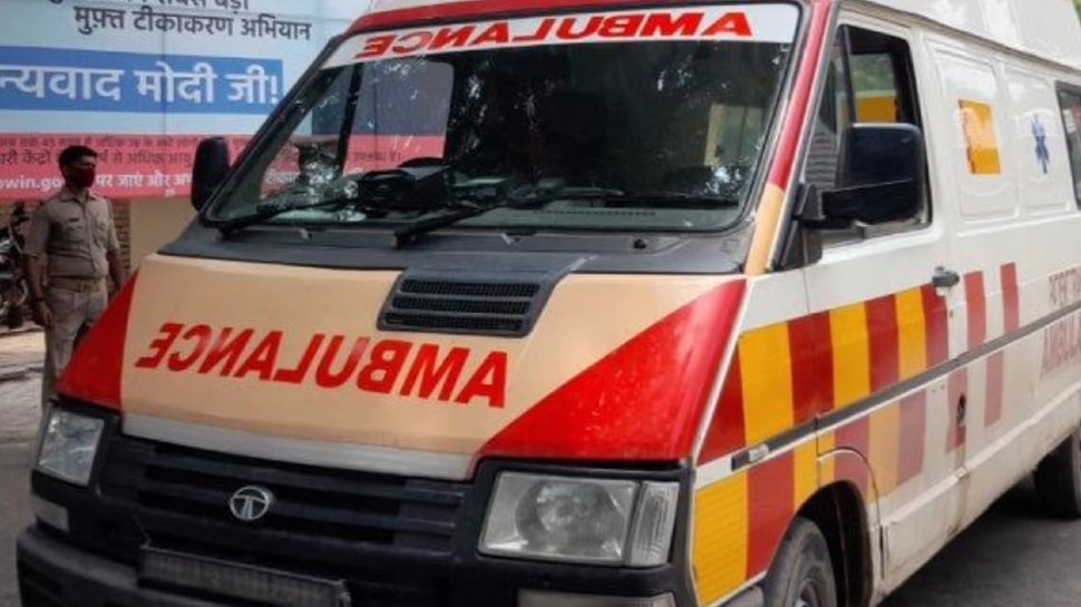 why Ambulance name written reverse gaadi par ambulance ulta kyu likha ...