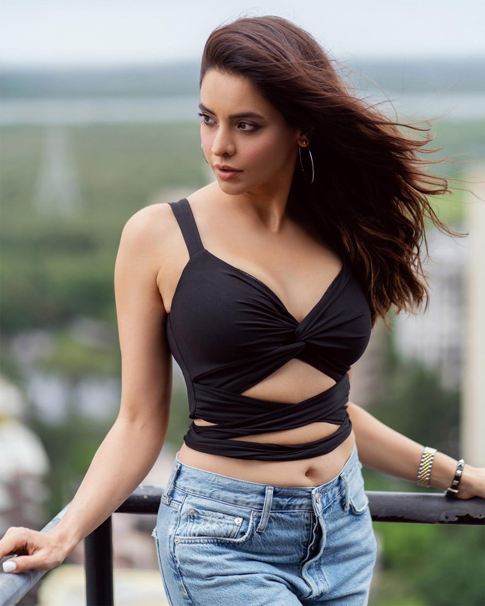 amna sharif bold look photos viral on internet | आमना शरीफ ने बोल्ड लुक में ढहाया कहर, ब्लैक ...