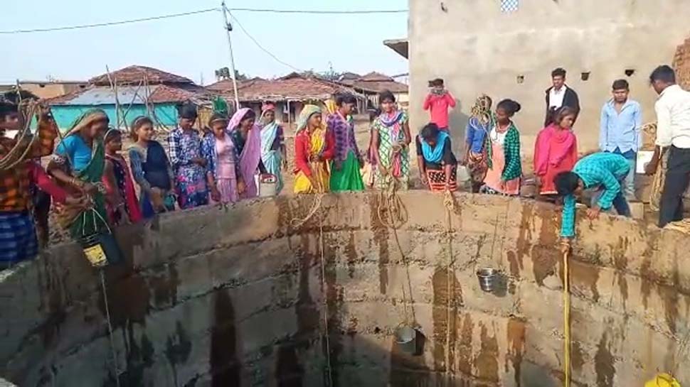 Betul Villager suffering from water crisis make line at three AM for ...