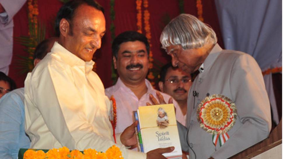 Moradabad Dr Arvind Kumar Goyal donated his property worth 600 crore ...