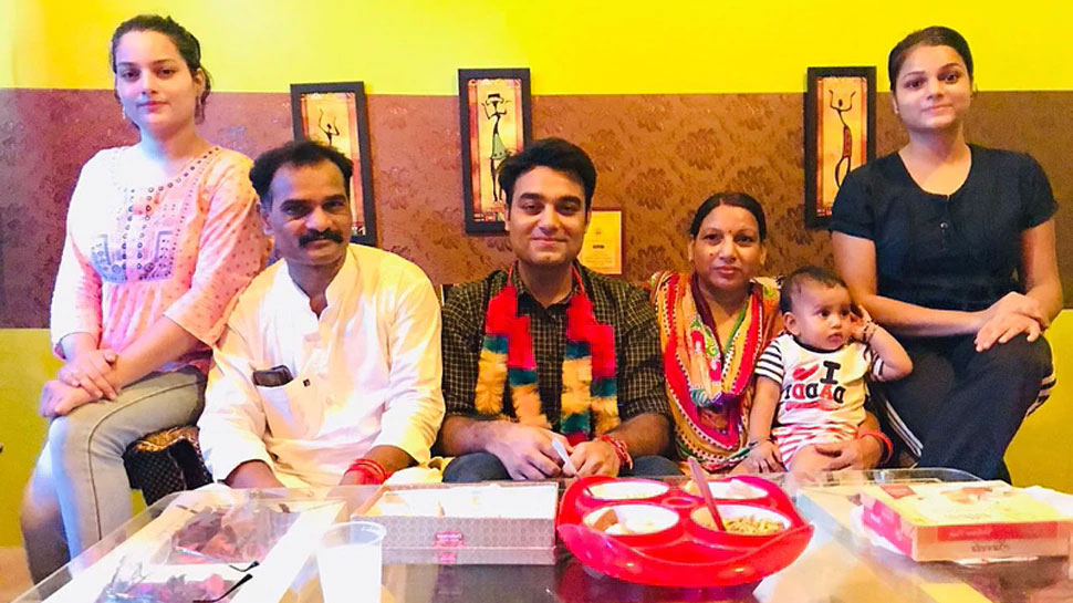 IAS Officer Himanshu Gupta Success Story: From Tea seller to UPSC Topper and IAS Officer | स्कूल ...