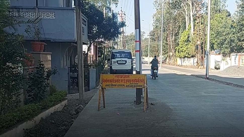 Nagar nigam forget the pole in four lane road of Ratlam protecting with ...