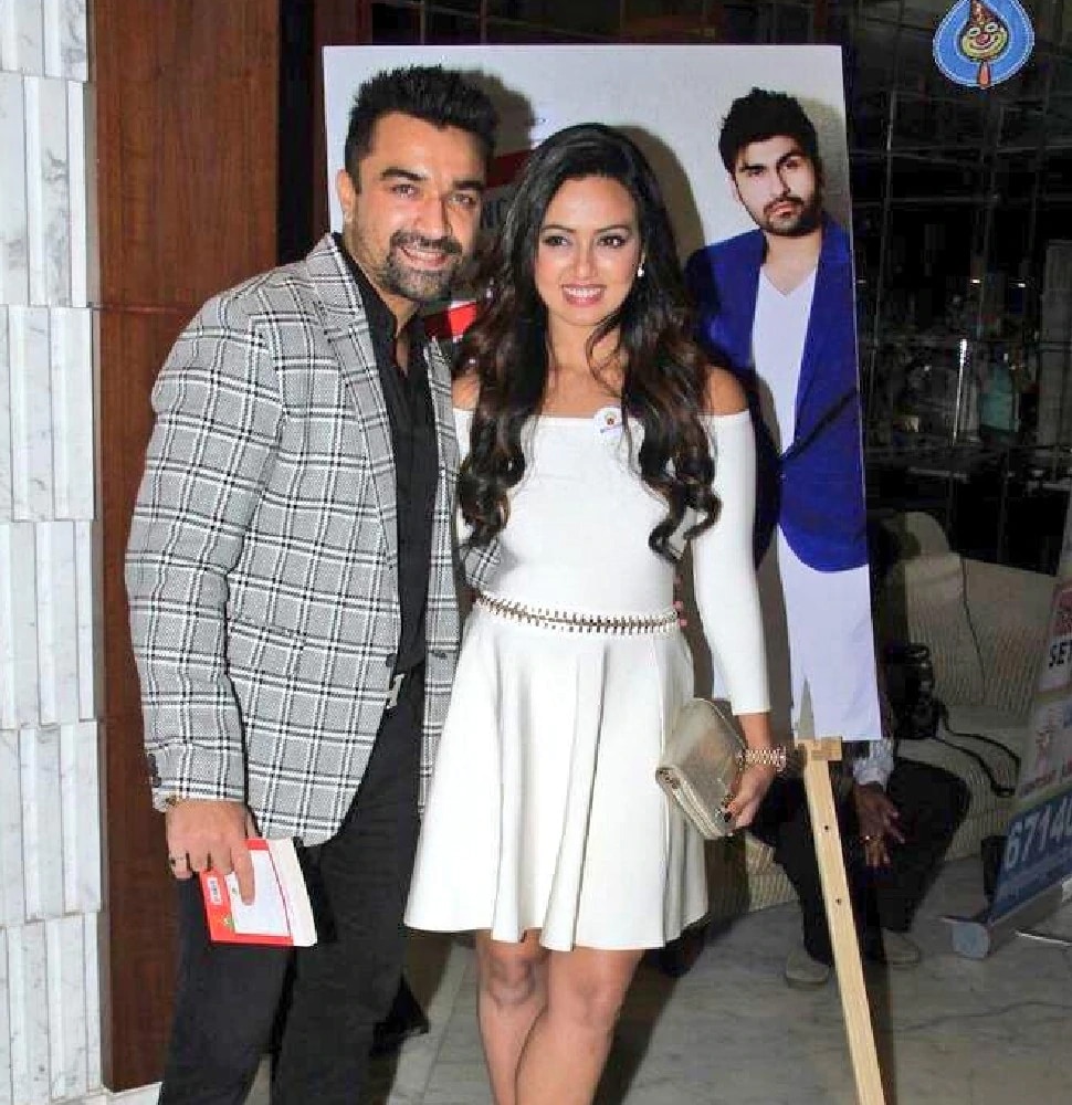 sana khan shares first picture with husband anas khan on instagram ...