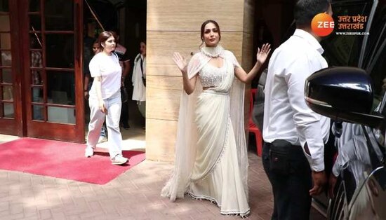 Malaika Arora Looking Sizzling In White Pearl Net Saree Video Viral See