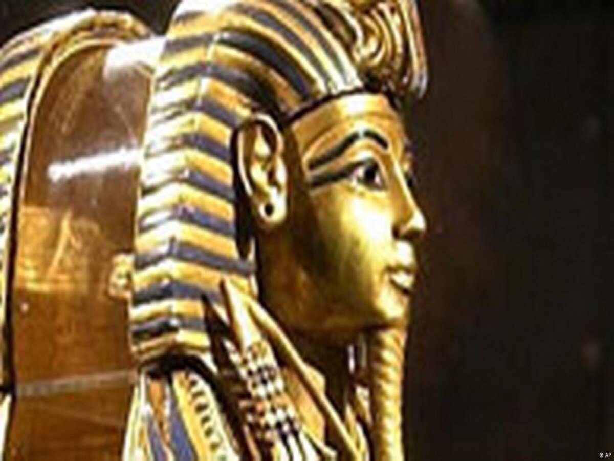 Who built the tomb because of which Tutankhamen came into limelight ...